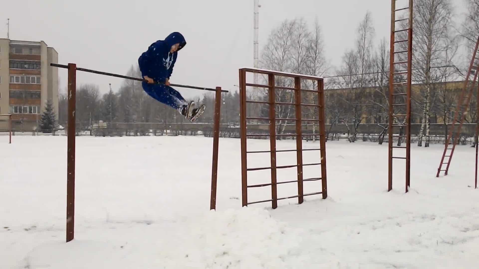 Gainer on Outdoor Pull Up Bar Fail | Jukin Licensing