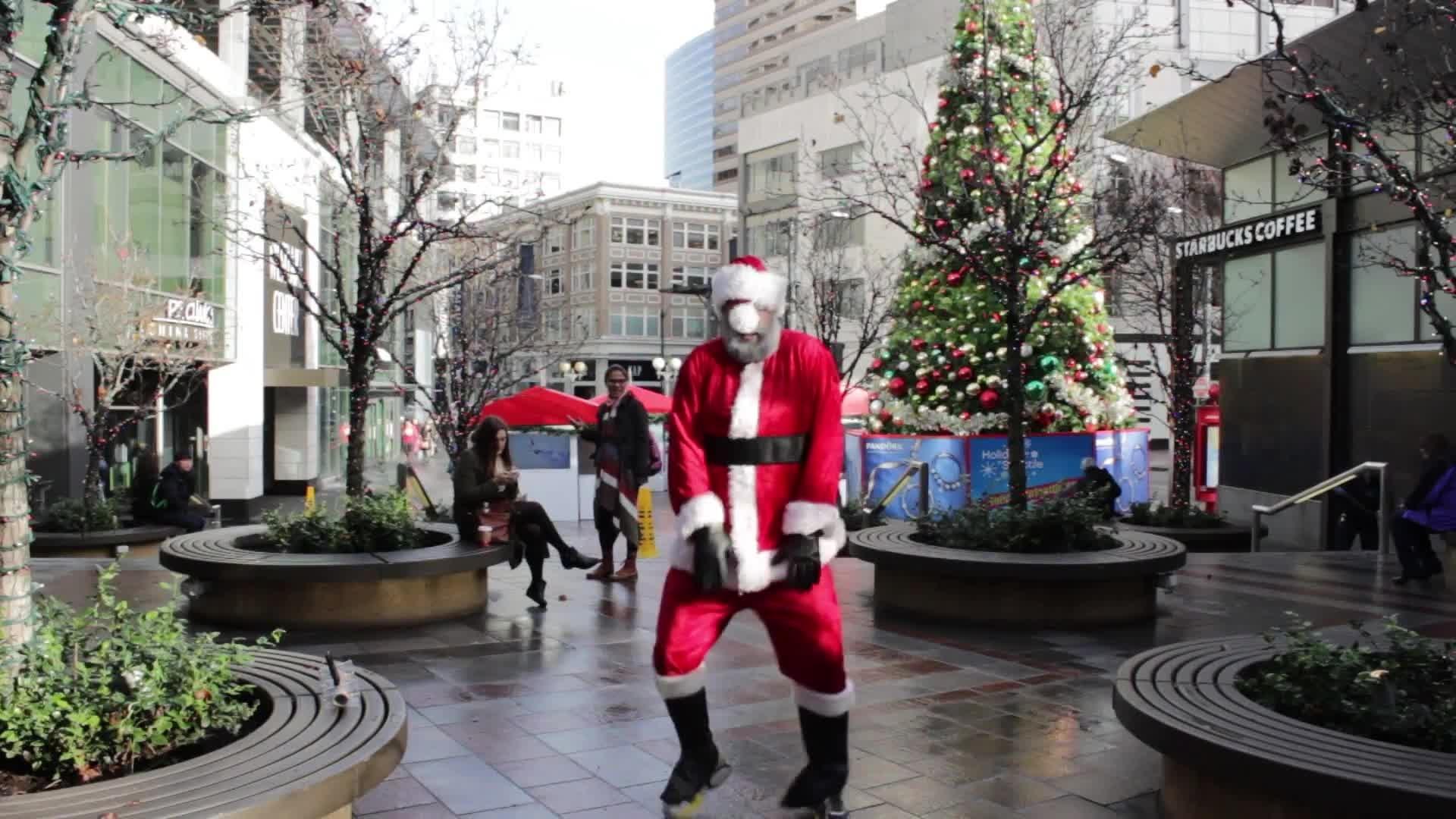 Santa Claus Shows Off Dance Moves at Outdoor Mall | Jukin Licensing