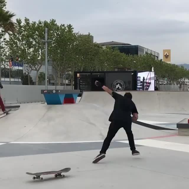 Guy Stumbles Off Skateboard | Jukin Licensing