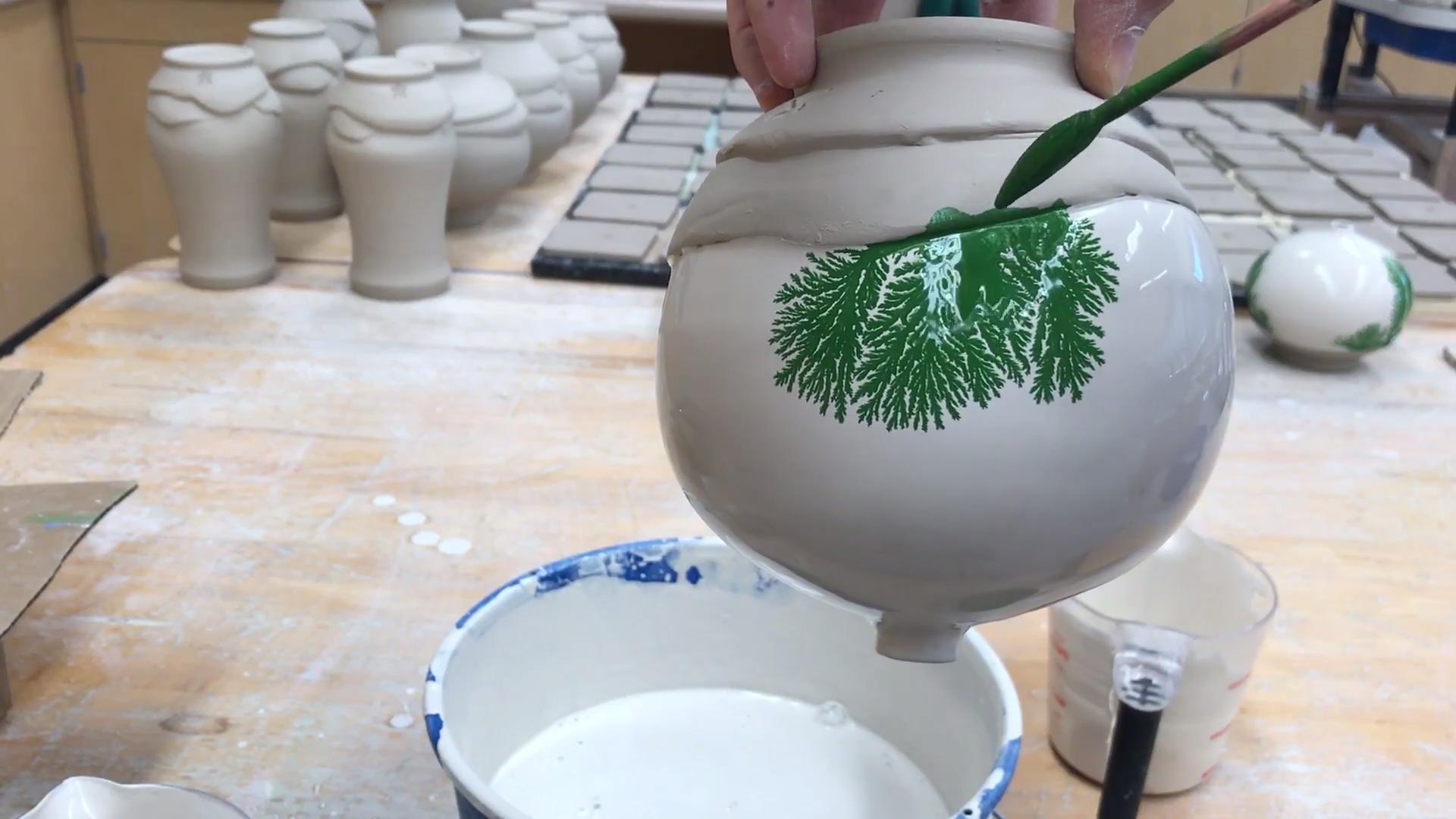 Artist Decorates Cup with Mocha Diffusion Technique | Jukin Media Inc