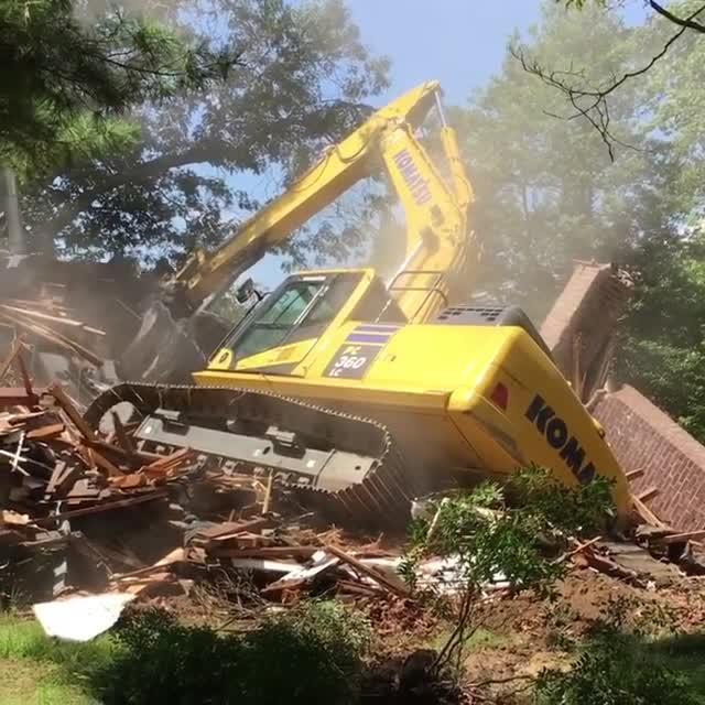 CCTV Captures Cargo Container Tipping over 40-Ft. Forklift | Jukin ...