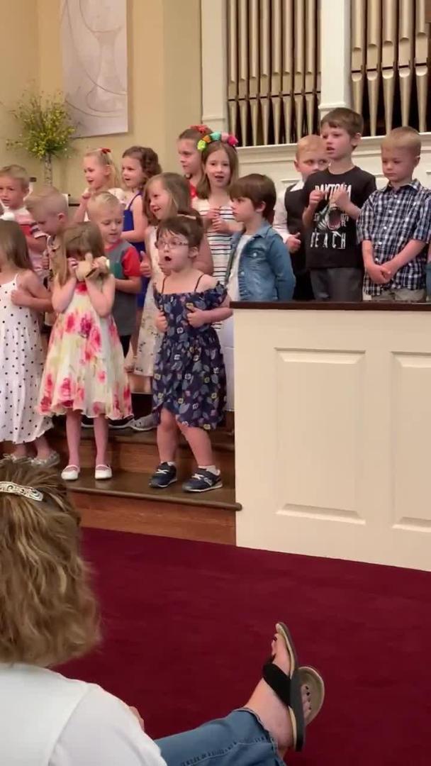 Little Girl Does a Hilarious Dance During Graduation Ceremony ...