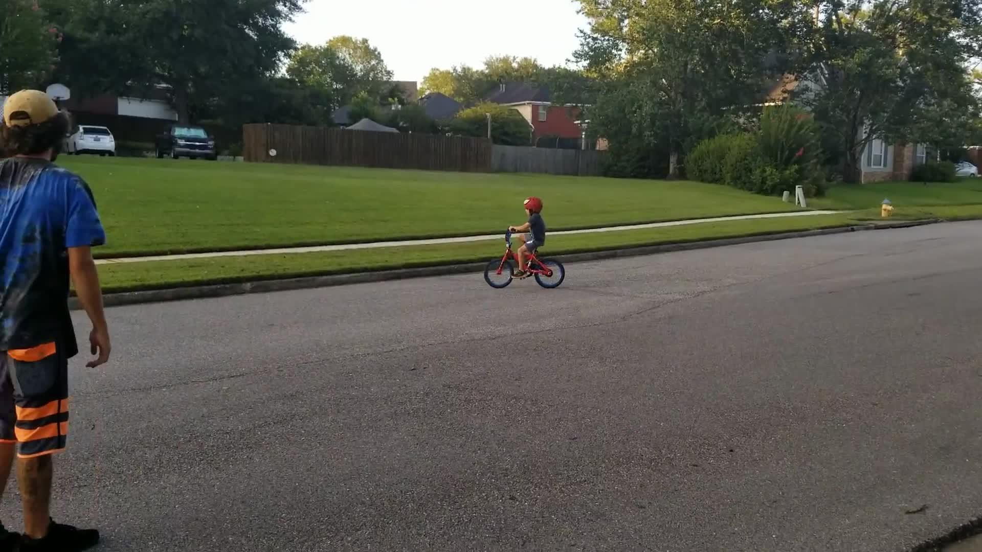 Kid Falls While Riding Bike For the First Time Without Training Wheels ...