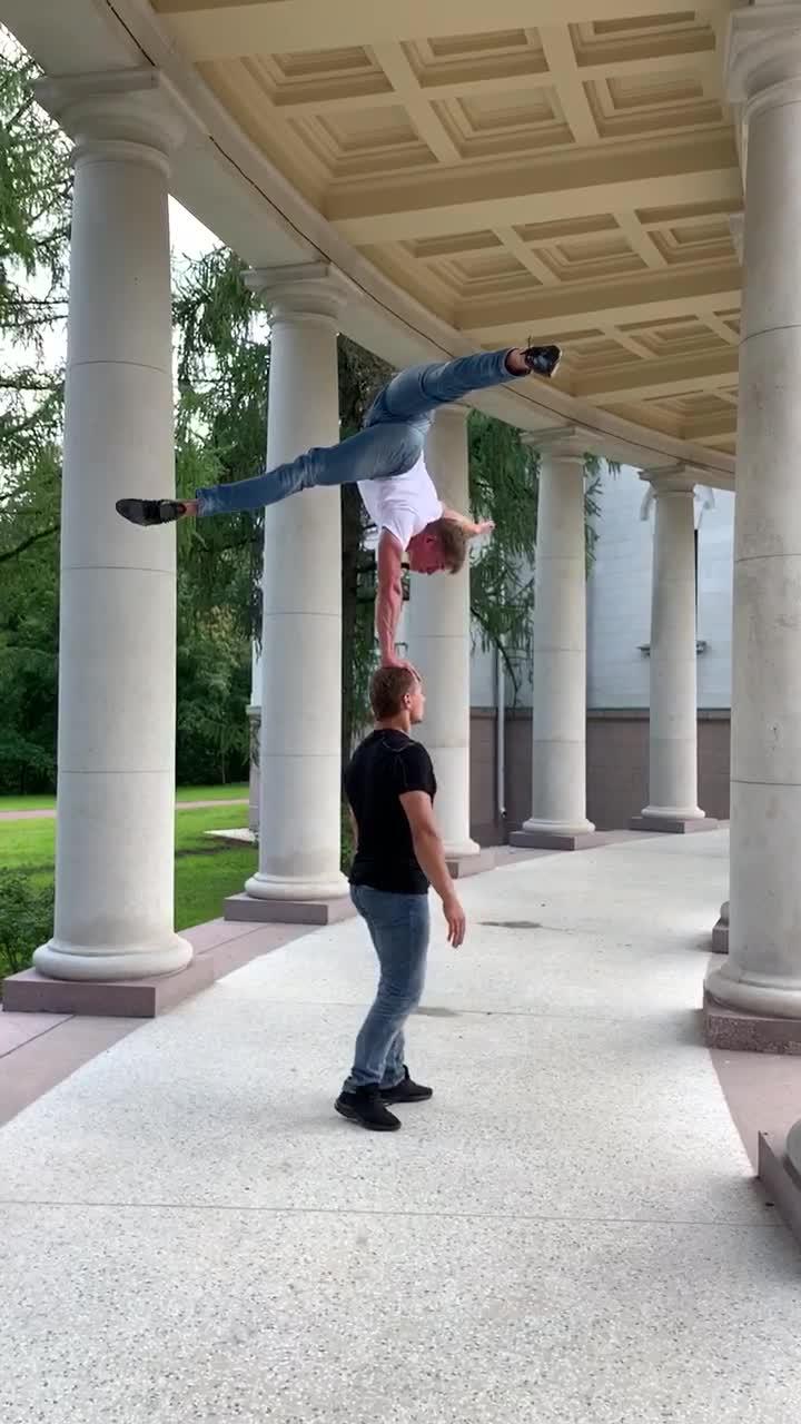 Guy Does One Arm Handstand on Friend's Head | Jukin Licensing