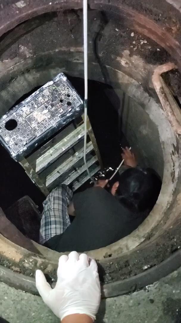 Guy Enters Manhole to Rescue Kitten Stuck Inside Sewer Pipe | Jukin ...