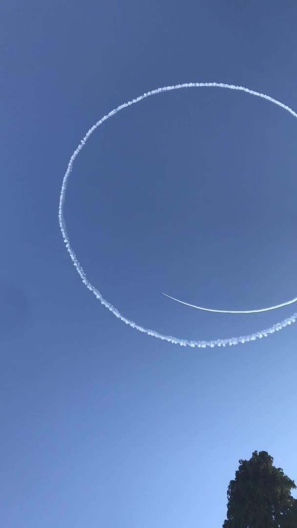 Plane Draws Huge Smiley Face In Sky | Jukin Licensing