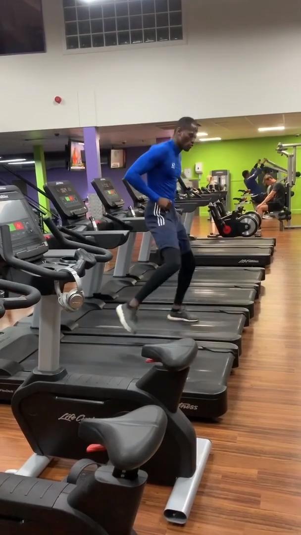 Guy Runs Forward And Backward on Four Treadmills Simultaneously | Jukin ...