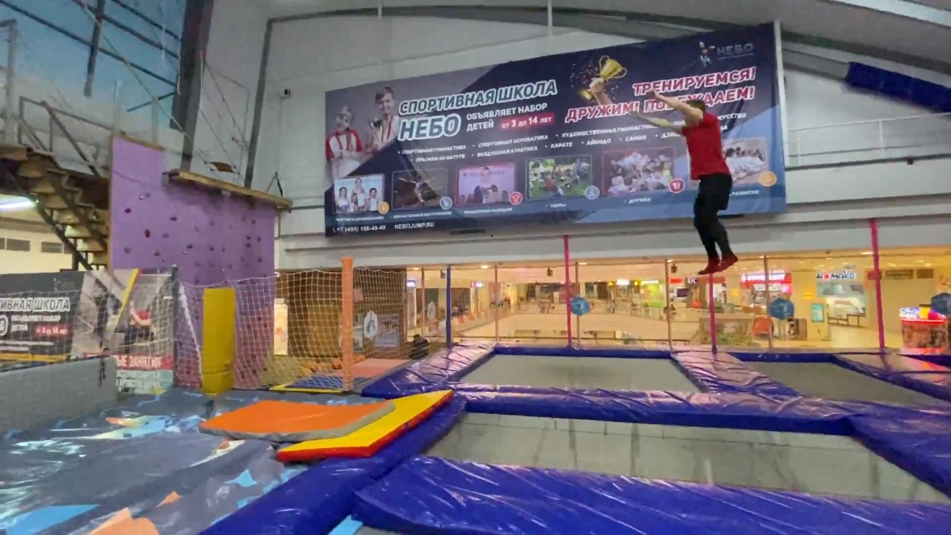 Guy Faceplants While Attempting Front Flip on Trampoline | Jukin Licensing