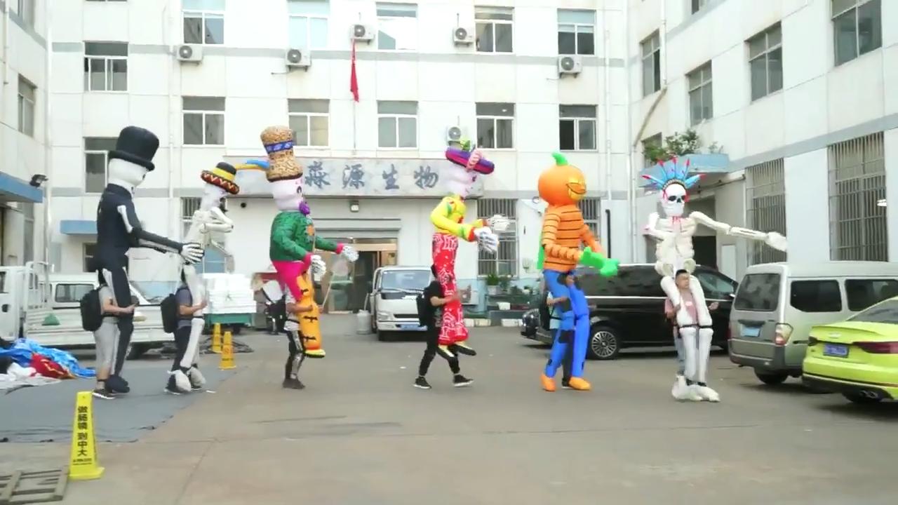 People Walk Around With Inflatable Halloween Puppets Overhead | Jukin ...