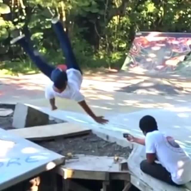 Guy Falls Hard On His Back While Attempting Benihana Trick On ...