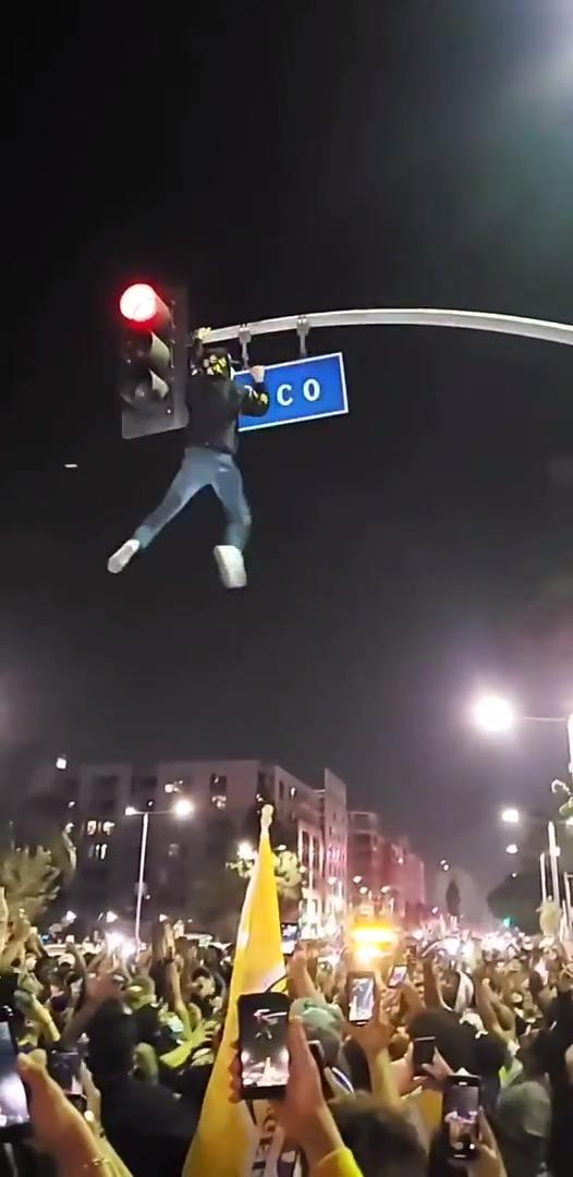 People Form Human Trampoline To Catch Guy Hanging Onto Traffic Light ...