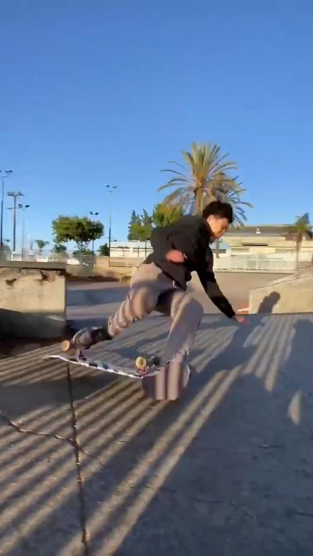 Guy Falls Off Skateboard While Trying to Flip It Over | Jukin Licensing