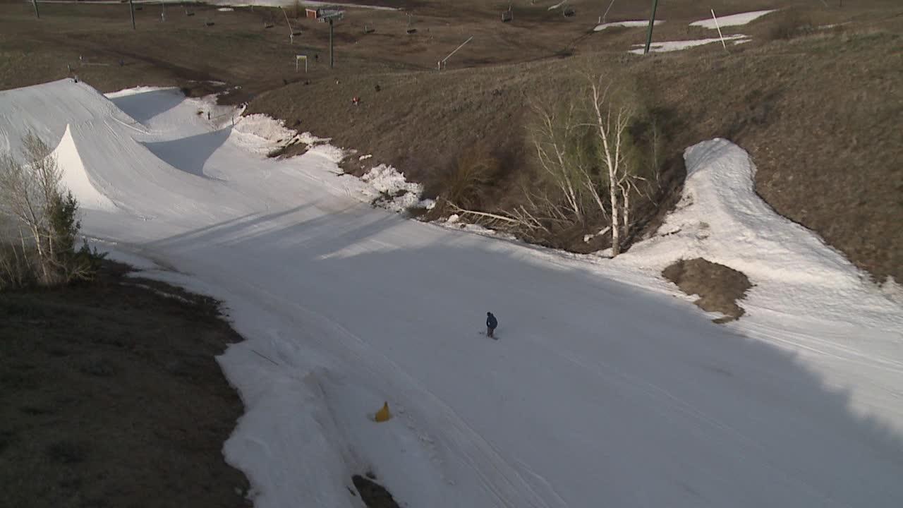 Guy Fails at 360-Degree Jump on Snow-Ramp While Skiing in Valley ...