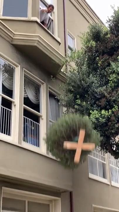Guy Throws Christmas Tree Out of Window and it Lands Perfectly on the ...