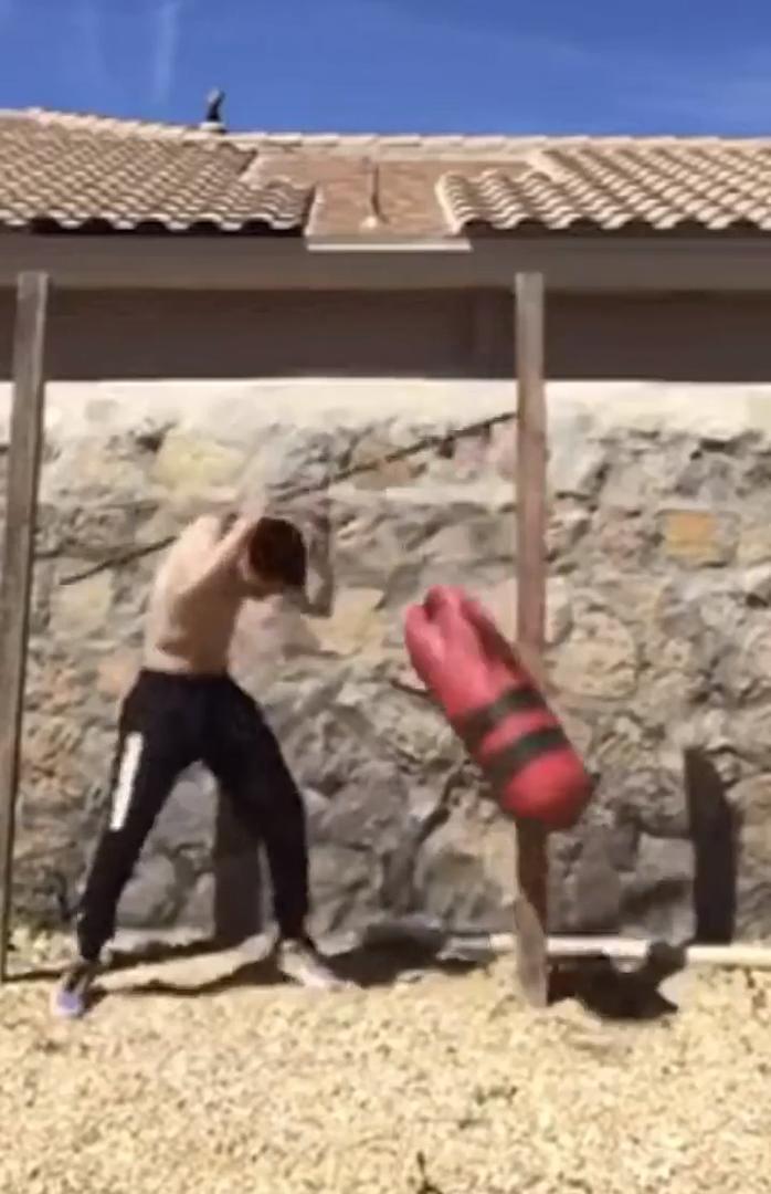 Boxer Gets Hurt During Workout as Metal Pipe Holding Punching Bag Falls ...