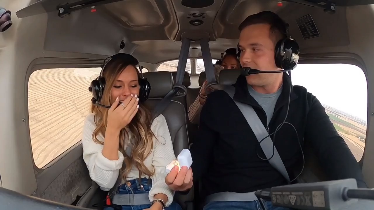 Pilot Proposes to Girlfriend in Aircraft by Leading Her to Proposal ...