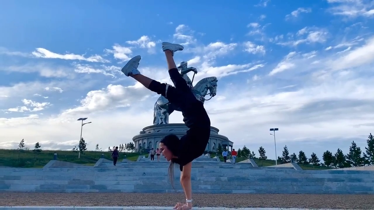 Woman Does Cool Walking in the Air Trick While Doing Handstand | Jukin ...