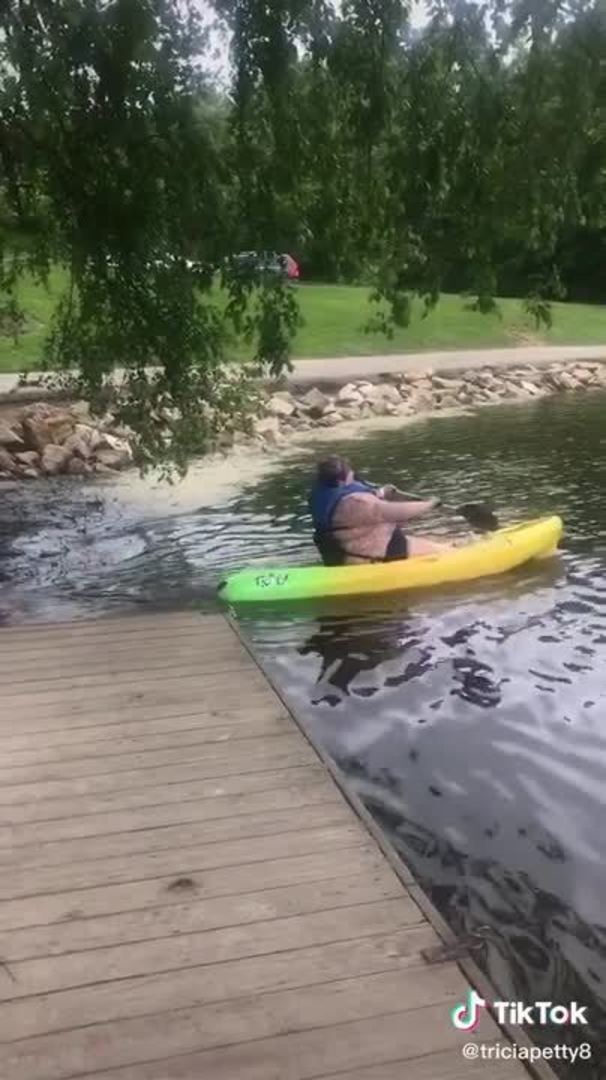Woman Falls Into Water While Kayaking In Park | Jukin Licensing