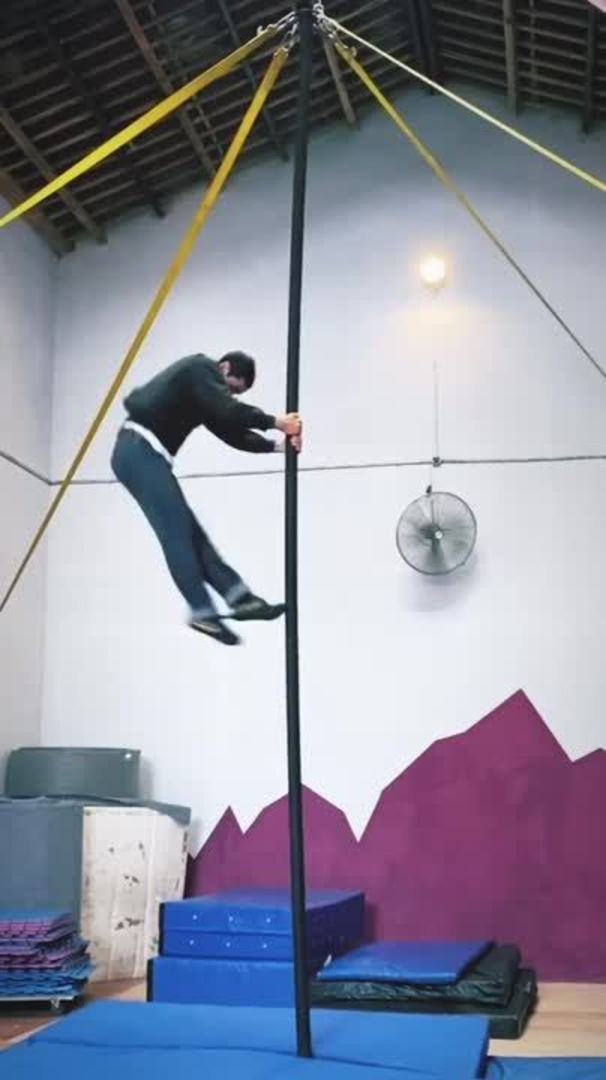 Guy Performs Amazing Climbs And Jumps On Chinese Pole While Practicing ...