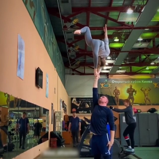 Duo Shows Amazing Acrobatic Skills At Golf Club | Jukin Media Inc