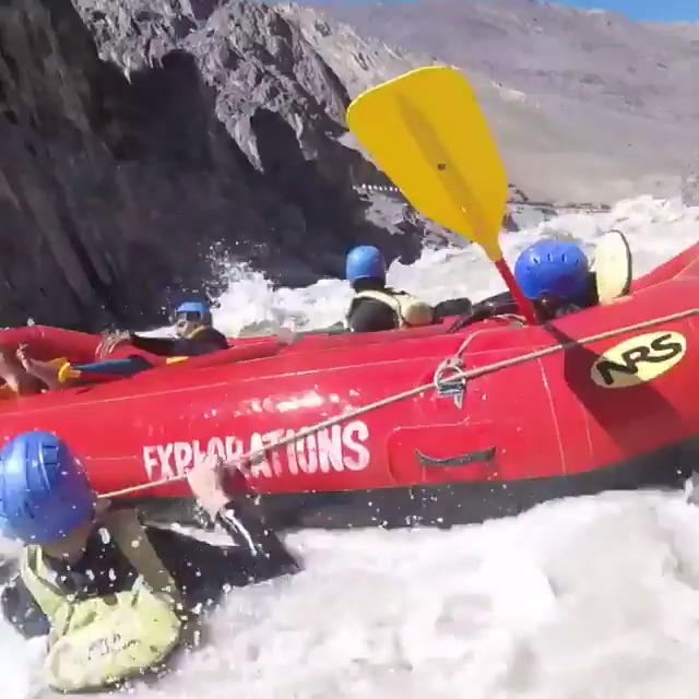 People Fall Out of Raft Into River After It Flips Over | Jukin Licensing