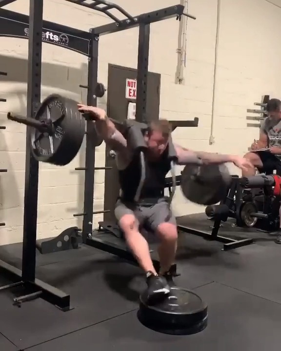 Guy Loses his Balance While Lifting Weights and Falls Over Backwards ...