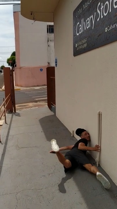 Guy Slips And Hits Face on Wall While Pretending to Practice Football ...