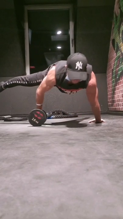 Fit Guy Performs Brilliant One-Handed Push-Up Tricks | Jukin Licensing