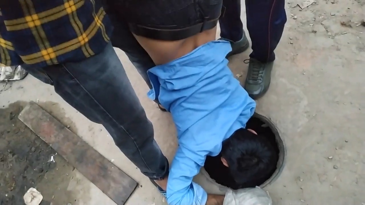 Man Becomes Human Rope to Save Stuck Puppy | Jukin Licensing