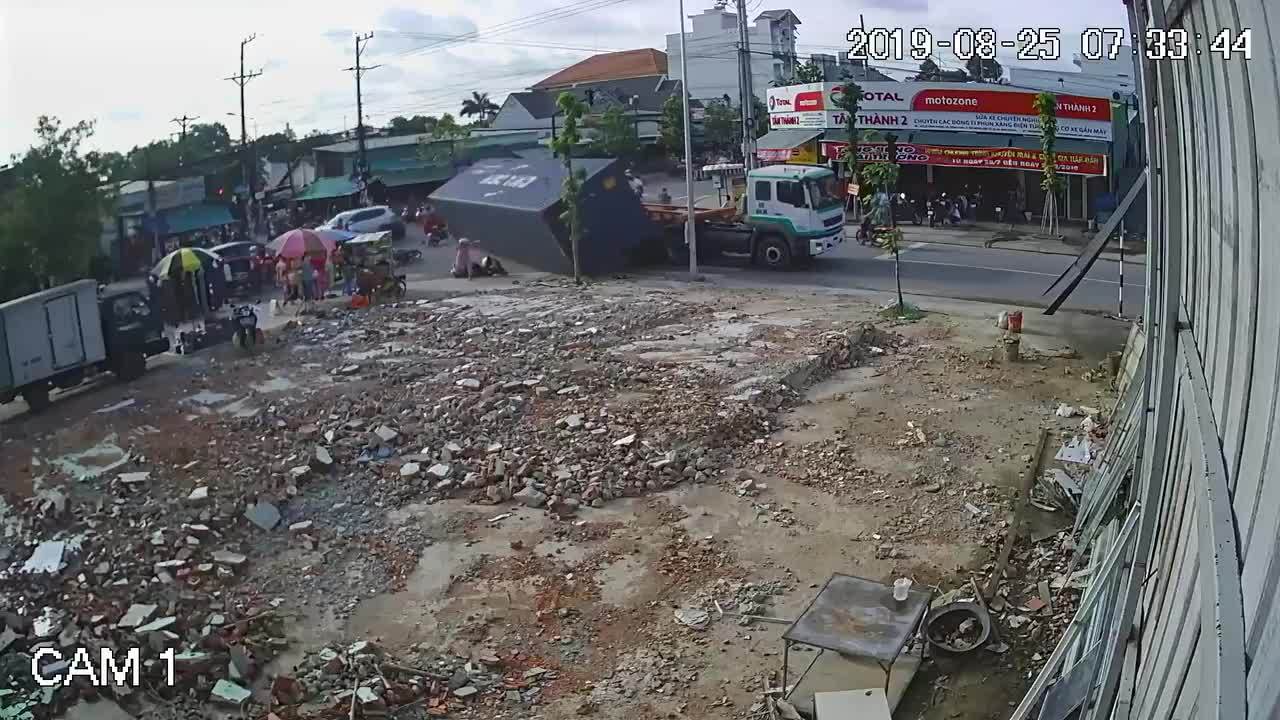 Shipping Container Comes Crashing Off Truck | Jukin Licensing
