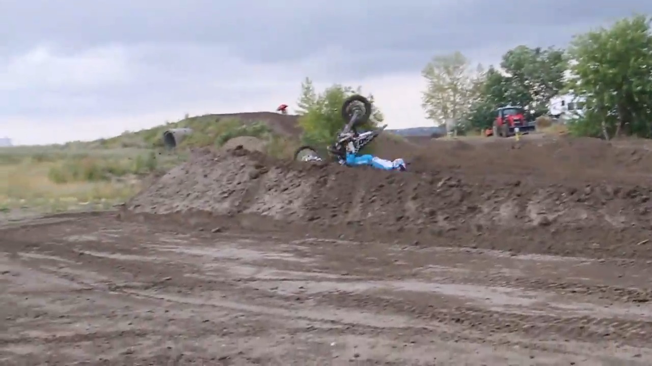 Guy Falls Off Dirt Bike While Speeding Over Unlevelled Land During Race ...