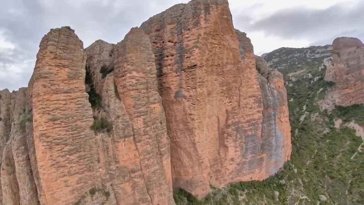 Girl Wearing Parachute Jumps From 200 Meters High Cliff and Makes ...