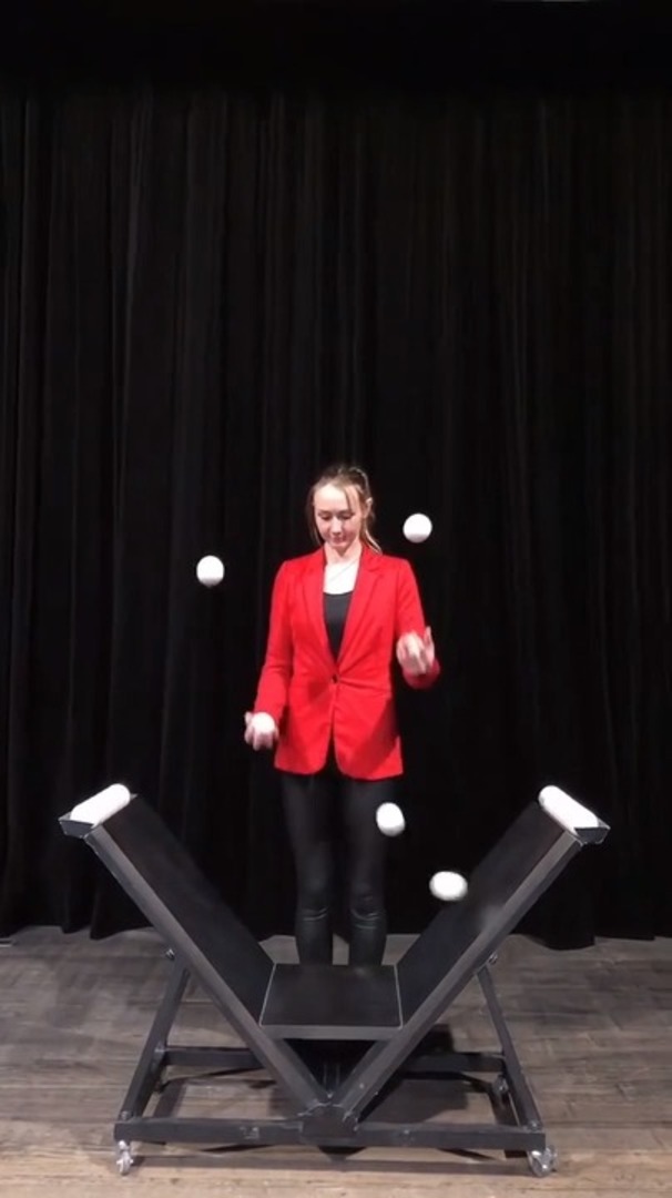 Bounce Juggler Makes Cool Patterns While Doing Tricks With Balls ...