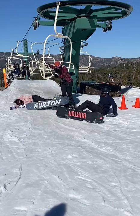 Mom and Kids Fall While Getting Off of Ski Lift | Jukin Licensing