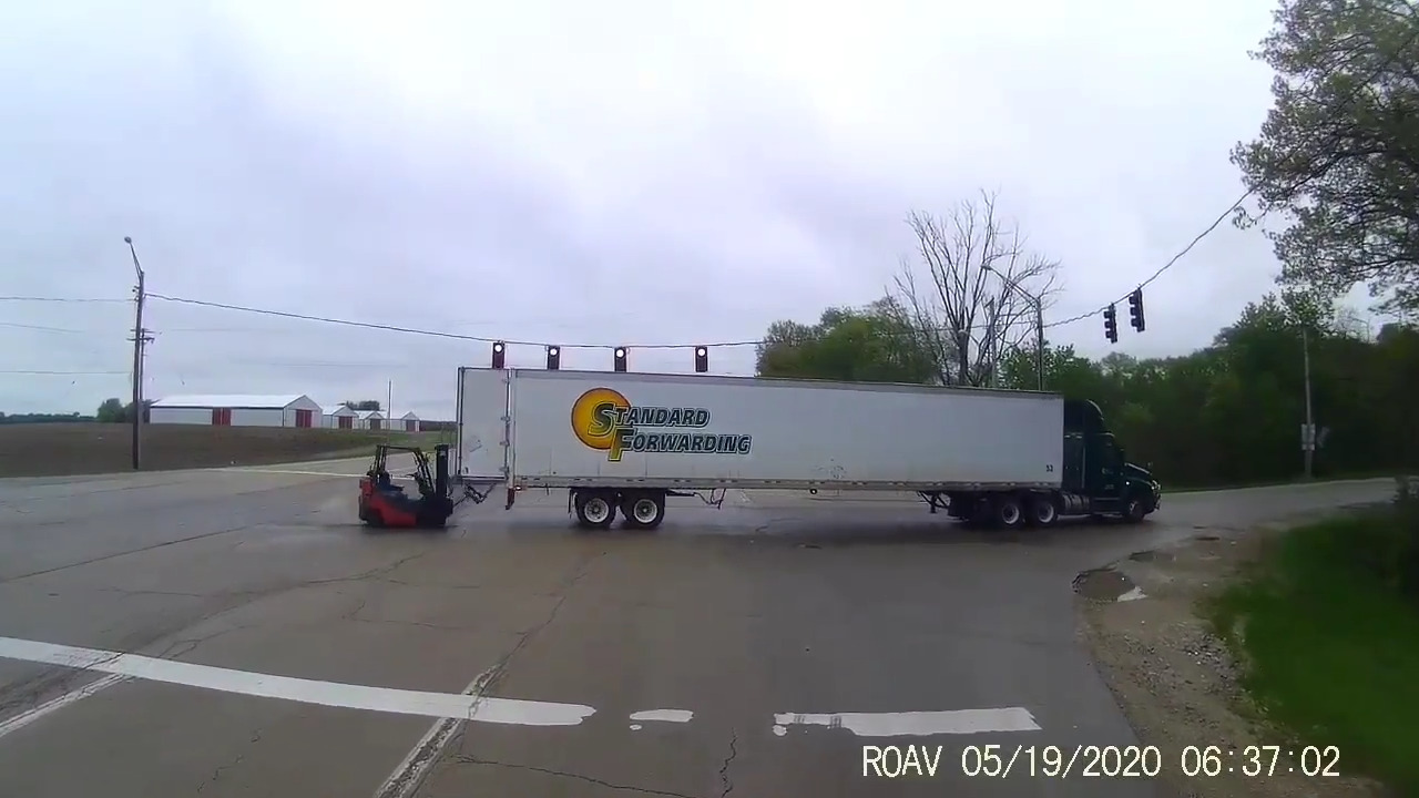 Forklift Falls From Trailer | Jukin Licensing