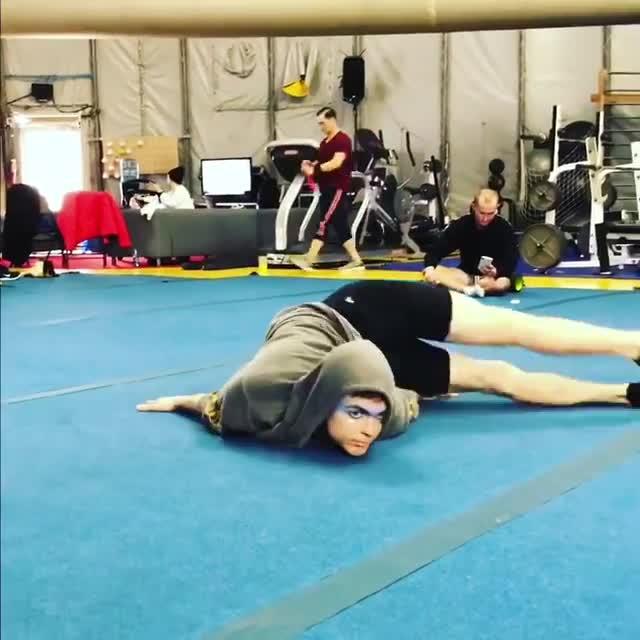 Contortionist Bends Back and Moves Legs in Circles Around Body | Jukin ...