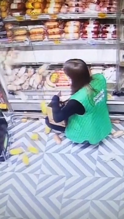 Store Employee Fails Hilariously While Putting Products on Display ...
