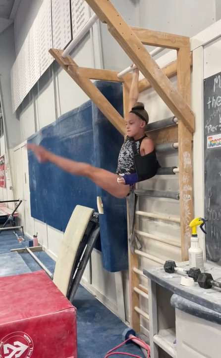 Gymnast With Broken Arm Attempts Amazing One Arm Leg Raises | Jukin ...