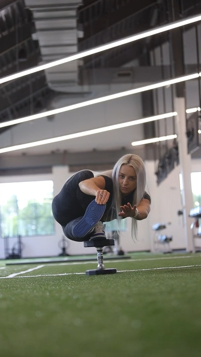 Woman Does Dragon Pistol Squat While Balancing on Dumbbell | Jukin ...