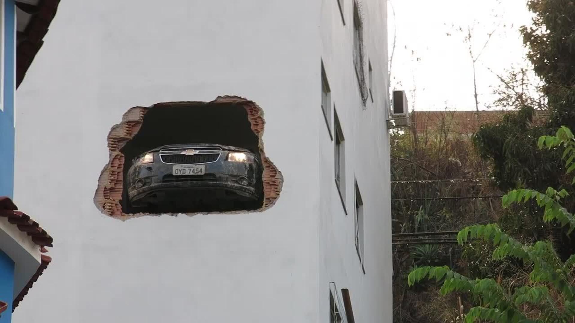 Car Drives through Building Wall | Jukin Licensing