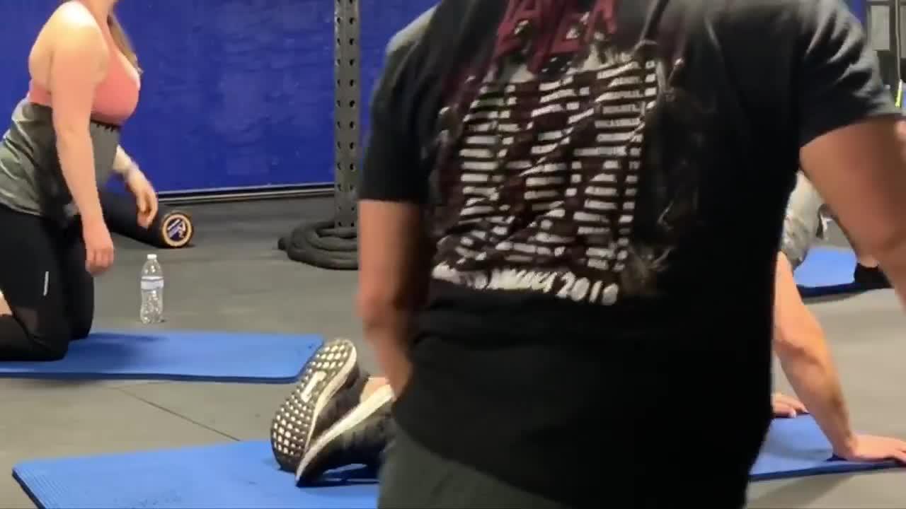 Guy Pulls Fart Prank in Gym While Following Yoga Trainer's Instructions ...