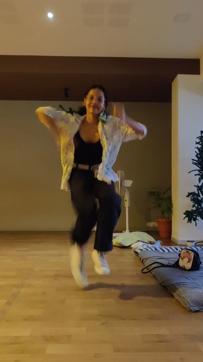 Girl Showcases Amazing Moves And Steps While Dancing | Jukin Licensing