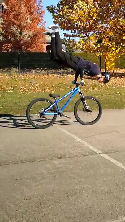 Guy Rides Bike in Plank Position While Balancing on Handlebar | Jukin ...