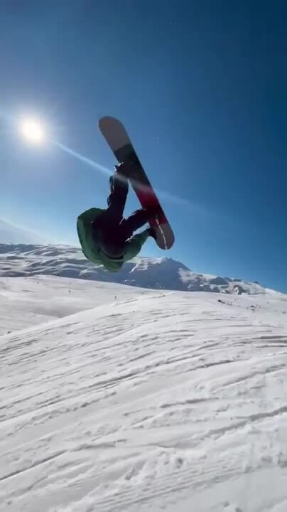 Guy Shows Impressive 360 degree Flip While Snowboarding Down Mountain ...