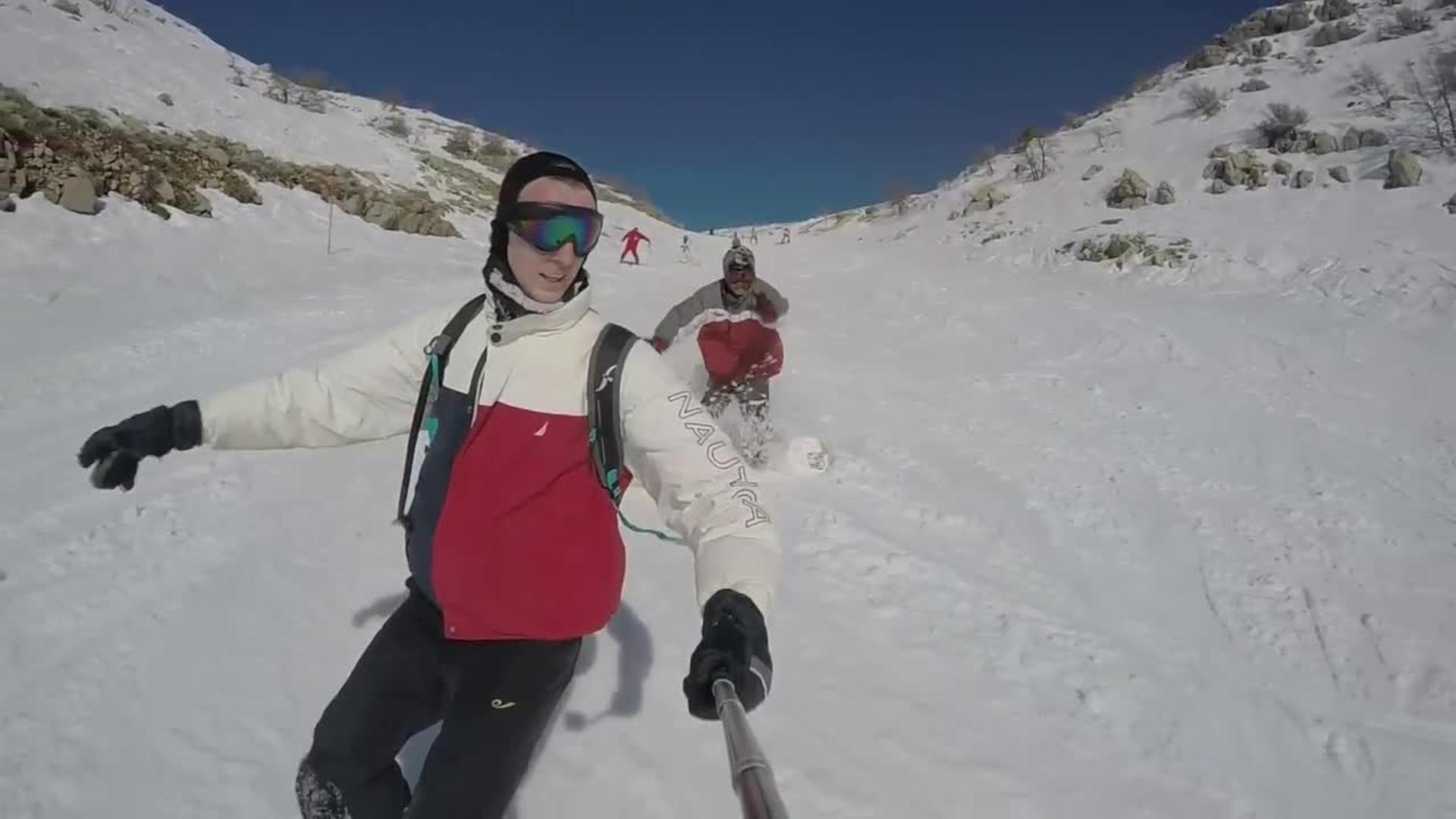 Snowboarder Flashes Peace Sign and Crashes | Jukin Licensing