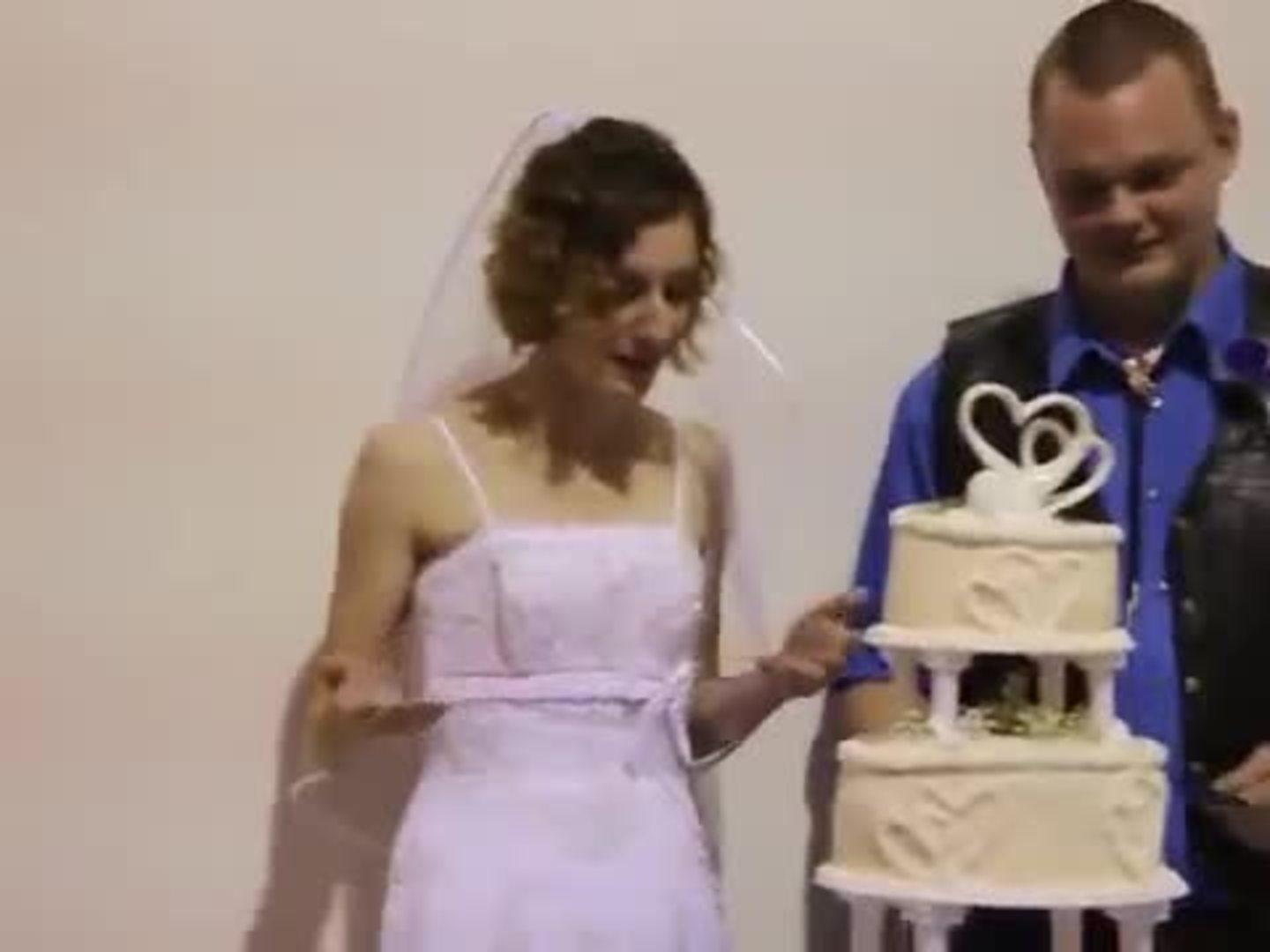 Wedding Cake Collapses when Cut | Jukin Licensing