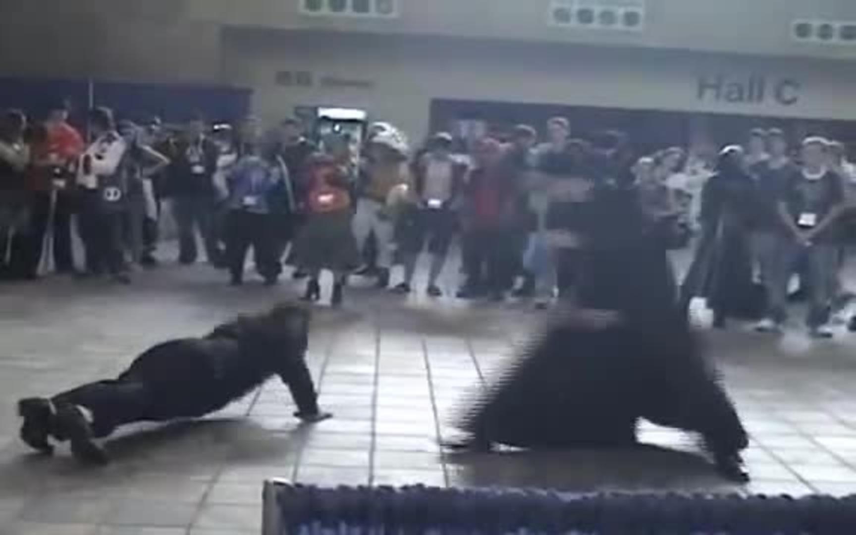 Cosplayers Reenact Fight from The Matrix | Jukin Licensing