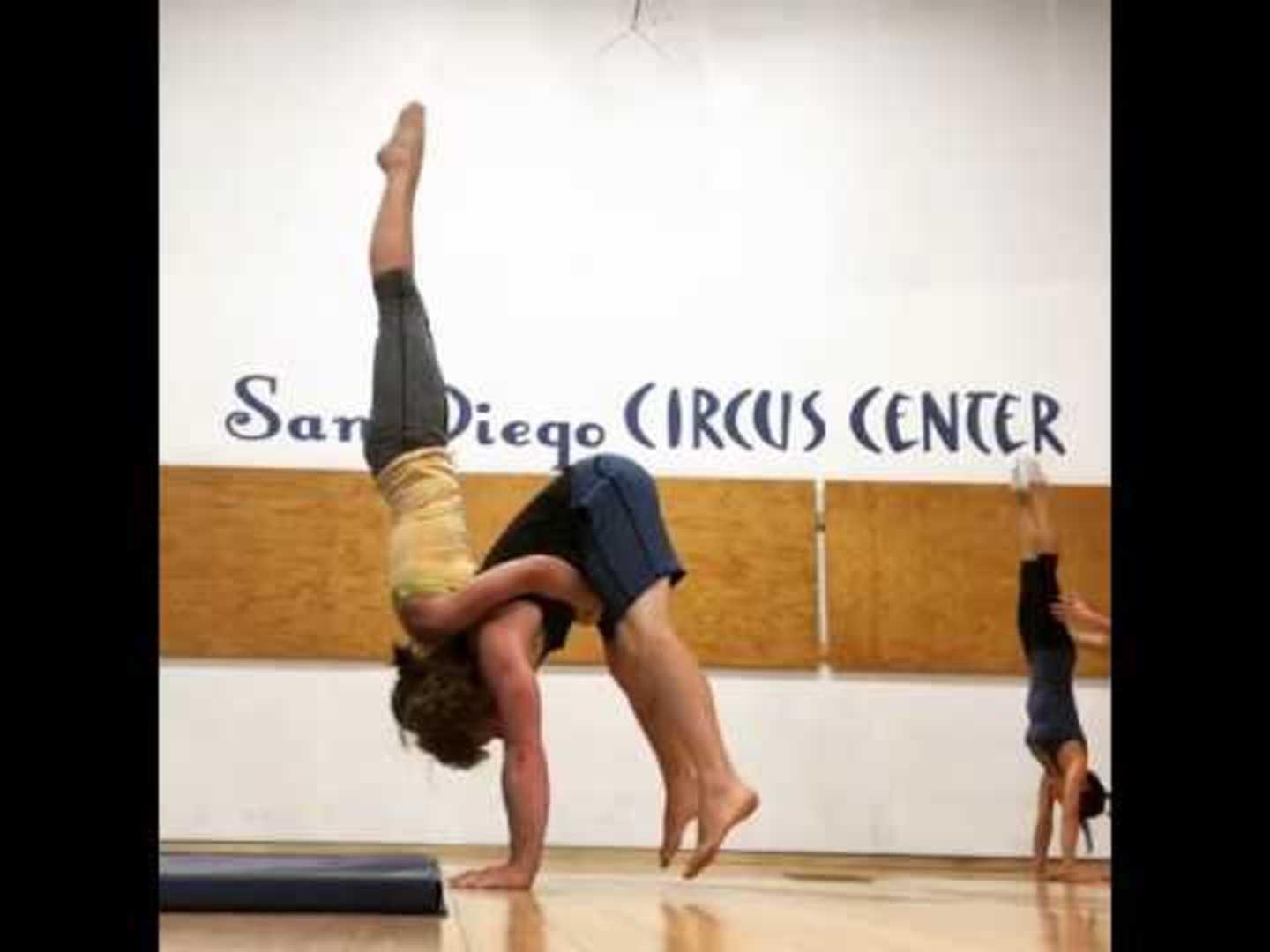 Duo Performs Tandem Handstand | Jukin Licensing
