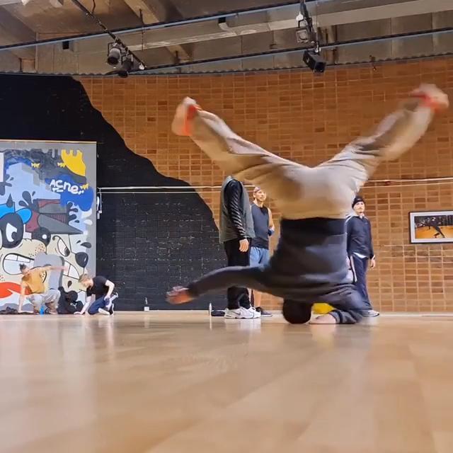 Man Shows Amazing Breakdancing Moves | Jukin Licensing