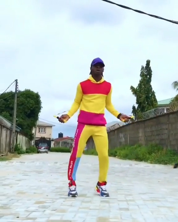 Guy Shows Amazing Dance Moves While Performing With a Jumping Rope ...